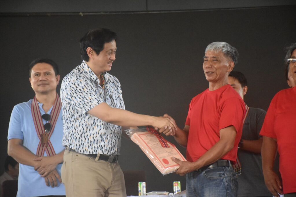 Kalinga ARBs receive 714 CLOAs, P30M worth of farm machinery - Good ...